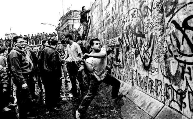 Τριάντα χρόνια από την πτώση του τείχους του Βερολίνου - istigmes