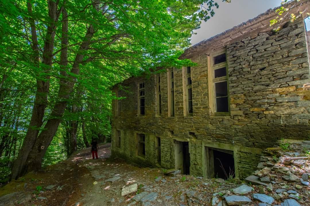 Το ερειπωμένο Σανατόριο Καραμάνη στα Χάνια Πηλίου πόλος έλξης των ...
